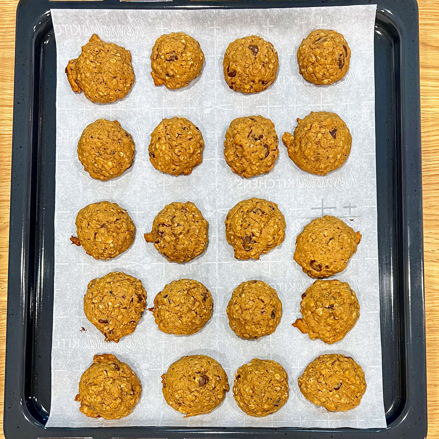 Pumpkin Cranberry Chocolate Chip Oatmeal Cookies – The Bossy Kitchen